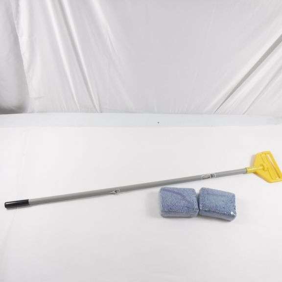 Rubbermaid 54" Invader Side Gate Wet Mop Handle, and 2 Replacement Mop ...