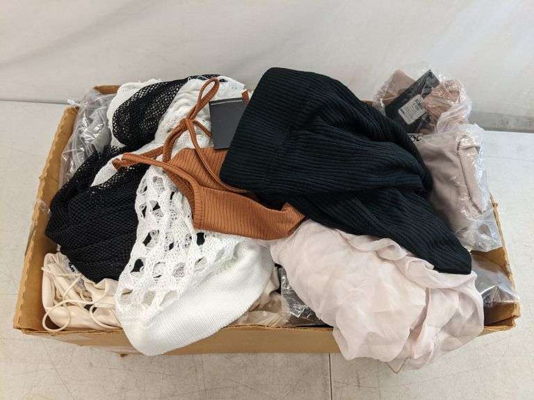 Assortment of 34 Women's Clothing - Assorted Sizes - Dutch Goat