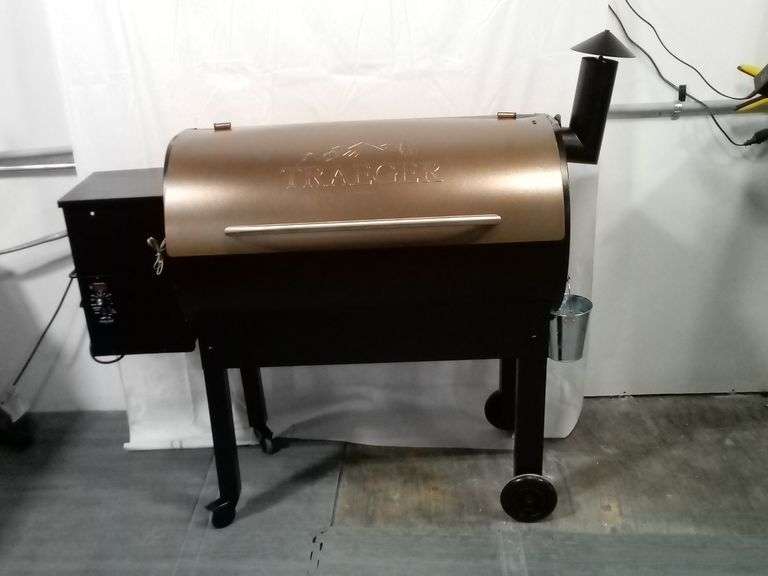 Traeger Texas Elite 34 Pellet Grill – 48" x 20"- DAMAGED LID PICTURED ...